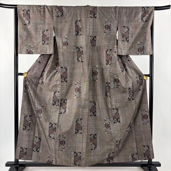 【着物ランク】秀品【素材】正絹【身丈】約159cm【裄丈】約67.5cm【袖丈】約48.5cm【袖幅】約34cm【前幅】約24cm【後幅】約29.5cm【サイズ】L【着物仕立て】袷【着用時期】10〜5月【コメント】普段着やおしゃれ着として人...