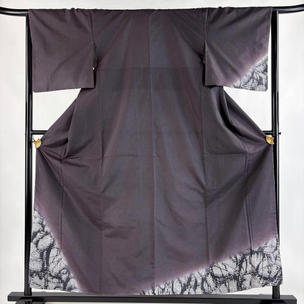 【着物ランク】名品【素材】正絹【身丈】約157cm【裄丈】約64cm【袖丈】約46.5cm【袖幅】約33.5cm【前幅】約23cm【後幅】約29cm【サイズ】M【着物仕立て】袷【着用時期】10〜5月【コメント】合わせる帯の色柄により、お召し...