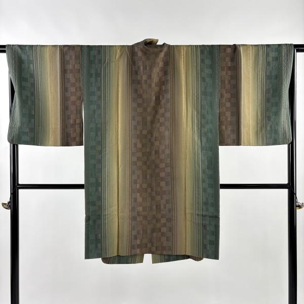 【着物ランク】名品【素材】正絹【身丈】約96cm【裄丈】約68cm【袖丈】約48.5cm【袖幅】約34.5cm【サイズ】L【コメント】和装コートのひとつで、普段着などにも気軽に羽織ることができる道中着でございます。外出時に着物の上に塵除けや...