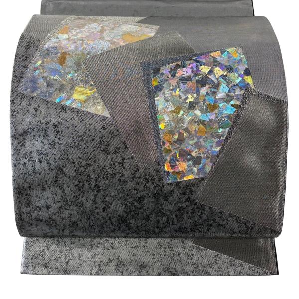 【着物ランク】名品【素材】正絹【帯丈】約432cm【帯幅】約31cm【帯仕立て】仕立て上がり【コメント】角度によって巧みに表情を変え反射する箔加工を得意とする堀省平の作品でございます。セミフォーマルでお使いいただける袋帯でございます。見る人...