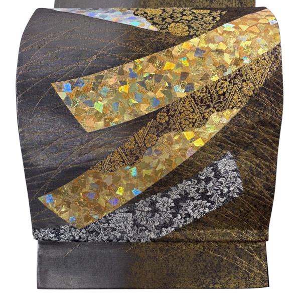 【着物ランク】名品【素材】正絹【帯丈】約424cm【帯幅】約31cm【帯仕立て】仕立て上がり【コメント】角度によって巧みに表情を変え反射する箔加工を得意とする堀省平の作品でございます。セミフォーマルでお使いいただける袋帯でございます。見る人...