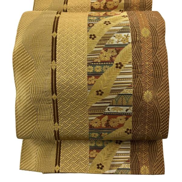 【着物ランク】秀品【素材】正絹【帯丈】約353.5cm【帯幅】約30.5cm【帯仕立て】仕立て上がり【コメント】セミフォーマルでお使いいただける名古屋帯でございます。見る人に重たい印象を感じさせない女性ならではの、気品豊かな一品です。締め跡...