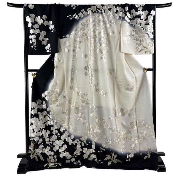 【着物ランク】逸品【素材】正絹【身丈】約175.5cm【裄丈】約70cm【袖丈】約52.5cm【袖幅】約36cm【前幅】約25cm【後幅】約30cm【サイズ】L【着物仕立て】袷【着用時期】10〜5月【コメント】気品たっぷりにお召し頂ける素敵...