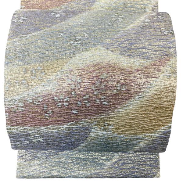 【着物ランク】秀品【素材】正絹【帯丈】約452cm【帯幅】約31.5cm【帯仕立て】仕立て上がり【コメント】セミフォーマルでお使いいただける袋帯でございます。見る人に重たい印象を感じさせない女性ならではの、気品豊かな一品です。締め跡がござい...