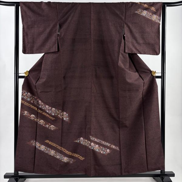 【着物ランク】秀品【素材】正絹【身丈】約158.5cm【裄丈】約63cm【袖丈】約48.5cm【袖幅】約32cm【前幅】約24cm【後幅】約29.5cm【サイズ】S【着物仕立て】袷【着用時期】10〜5月【コメント】合わせる帯の色柄により、お...