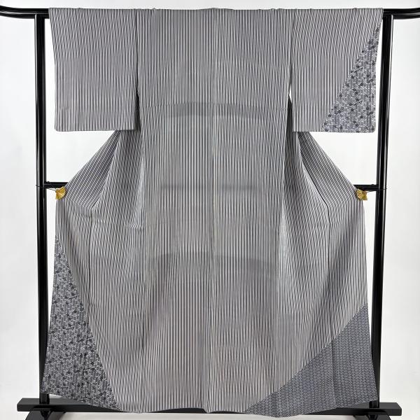 【着物ランク】秀品【素材】正絹【身丈】約158.5cm【裄丈】約62cm【袖丈】約47cm【袖幅】約32.5cm【前幅】約25cm【後幅】約29cm【サイズ】S【着物仕立て】袷【着用時期】10〜5月【コメント】合わせる帯の色柄により、お召し...