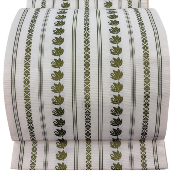 【着物ランク】秀品【素材】正絹【帯丈】約432cm【帯幅】約32cm【帯仕立て】仕立て上がり【コメント】普段使いでお使いいただける開き名古屋帯でございます。カジュアルな装いに合わせてお使いください。締め跡がございます。締め跡沿いに汚れ、前柄...