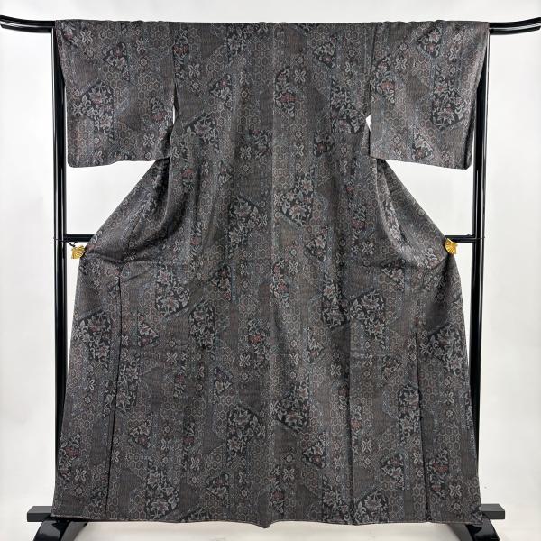 【着物ランク】秀品【素材】正絹【身丈】約162cm【裄丈】約65.5cm【袖丈】約47cm【袖幅】約34.5cm【前幅】約25cm【後幅】約30cm【サイズ】M【着物仕立て】袷【着用時期】10〜5月【コメント】普段着やおしゃれ着として人気の...