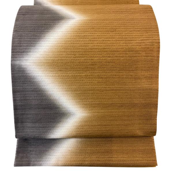 【着物ランク】秀品【素材】正絹【帯丈】約436cm【帯幅】約31cm【帯仕立て】仕立て上がり【コメント】普段使いでお使いいただける袋帯でございます。カジュアルな装いに合わせてお使いください。締め跡がございます。締め跡沿いに使用によるシワ、お...