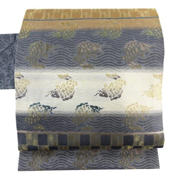 【着物ランク】秀品【素材】正絹【帯丈】約366cm【帯幅】約30cm【帯仕立て】仕立て上がり【コメント】セミフォーマルでお使いいただける名古屋帯でございます。見る人に重たい印象を感じさせない女性ならではの、気品豊かな一品です。※商品の仕立て...