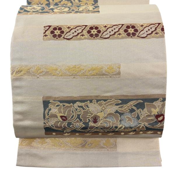 【着物ランク】秀品【素材】化繊【帯丈】約366cm【帯幅】約31cm【帯仕立て】仕立て上がり【コメント】セミフォーマルでお使いいただける袋名古屋帯でございます。見る人に重たい印象を感じさせない女性ならではの、気品豊かな一品です。締め跡がござ...