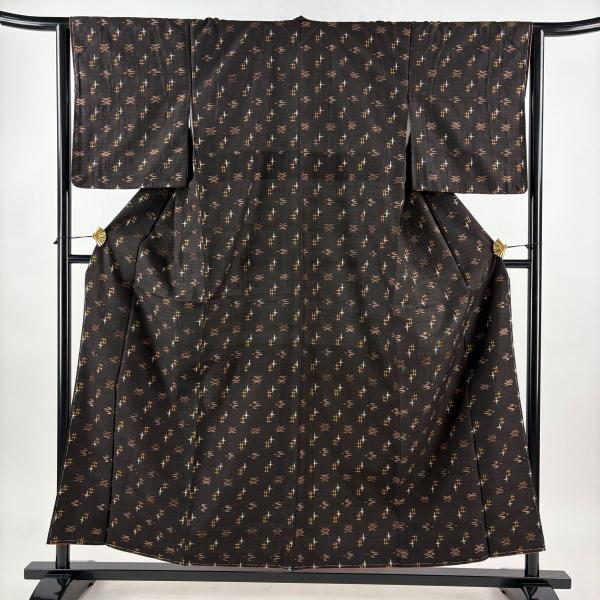 【着物ランク】名品【素材】正絹【身丈】約156cm【裄丈】約64cm【袖丈】約48.5cm【袖幅】約33cm【前幅】約25cm【後幅】約30.5cm【サイズ】M【着物仕立て】袷【着用時期】10〜5月【コメント】普段着やおしゃれ着として人気の...