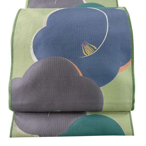 【着物ランク】秀品【素材】正絹【帯丈】約448cm【帯幅】約31cm【帯仕立て】仕立て上がり【コメント】セミフォーマルでお使いいただける袋帯でございます。見る人に重たい印象を感じさせない女性ならではの、気品豊かな一品です。締め跡がございます...