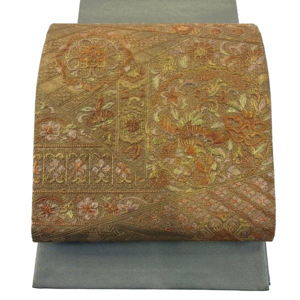 【着物ランク】秀品【素材】正絹【帯丈】約426cm【帯幅】約30.5cm【帯仕立て】仕立て上がり【コメント】セミフォーマルでお使いいただける袋帯でございます。見る人に重たい印象を感じさせない女性ならではの、気品豊かな一品です。締め跡がござい...