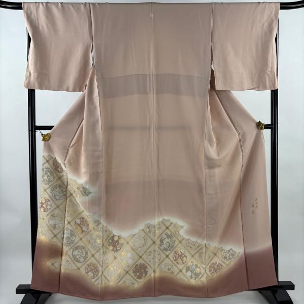 【着物ランク】秀品【素材】正絹【身丈】約162cm【裄丈】約68.5cm【袖丈】約48.5cm【袖幅】約35.5cm【前幅】約24cm【後幅】約29.5cm【サイズ】L【着物仕立て】袷【着用時期】10〜5月【コメント】既婚、未婚問わず着用で...