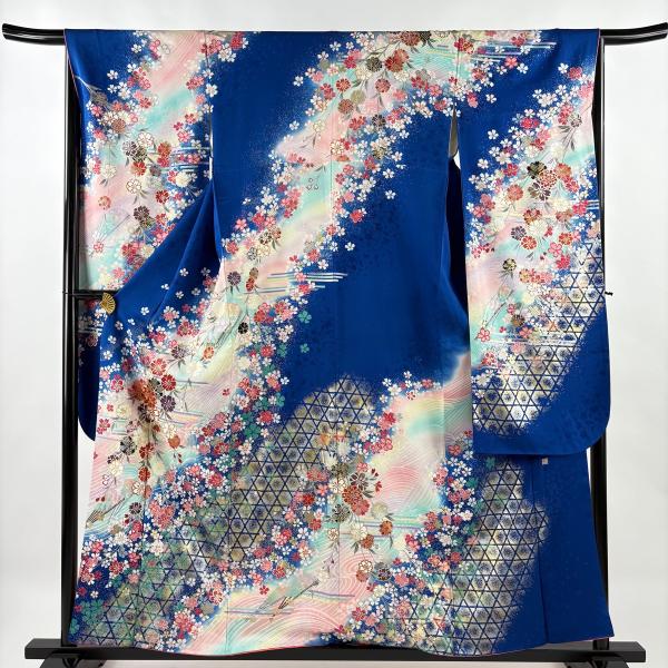 【着物ランク】秀品【素材】正絹【身丈】約159cm【裄丈】約66cm【袖丈】約107cm【袖幅】約34.5cm【前幅】約23cm【後幅】約29cm【サイズ】M【着物仕立て】袷【着用時期】10〜5月【コメント】未婚女性の第一礼装としてお使いい...