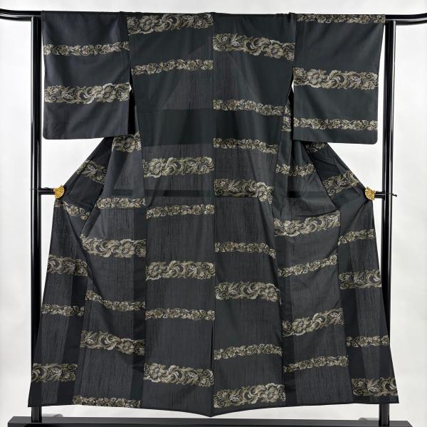 【着物ランク】秀品【素材】正絹【身丈】約153cm【裄丈】約64cm【袖丈】約48.5cm【袖幅】約32cm【前幅】約25cm【後幅】約30cm【サイズ】M【着物仕立て】薄物【着用時期】7〜8月【コメント】普段着やおしゃれ着として人気の紬で...