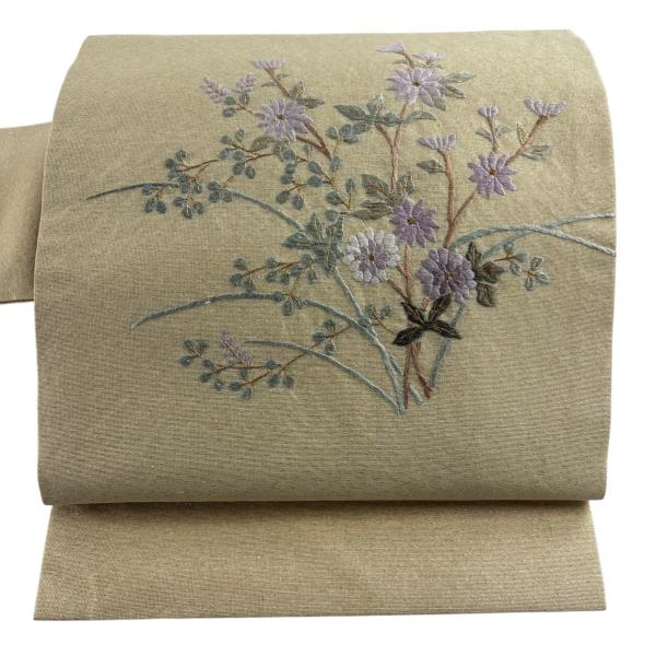 【着物ランク】名品【素材】正絹【帯丈】約370.5cm【帯幅】約31cm【帯仕立て】仕立て上がり【コメント】セミフォーマルでお使いいただける名古屋帯でございます。見る人に重たい印象を感じさせない女性ならではの、気品豊かな一品です。締め跡がご...