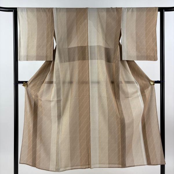 【着物ランク】秀品【素材】正絹【身丈】約148cm【裄丈】約62.5cm【袖丈】約48.5cm【袖幅】約32cm【前幅】約23cm【後幅】約29cm【サイズ】S【着物仕立て】薄物【着用時期】7〜8月【コメント】普段着やおしゃれ着として人気の...
