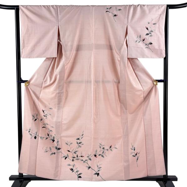 【着物ランク】秀品【素材】正絹【身丈】約160cm【裄丈】約65.5cm【袖丈】約48.5cm【袖幅】約33.5cm【前幅】約23.5cm【後幅】約30cm【サイズ】M【着物仕立て】単衣【着用時期】6/9月【コメント】帯次第で幅広くお使いい...