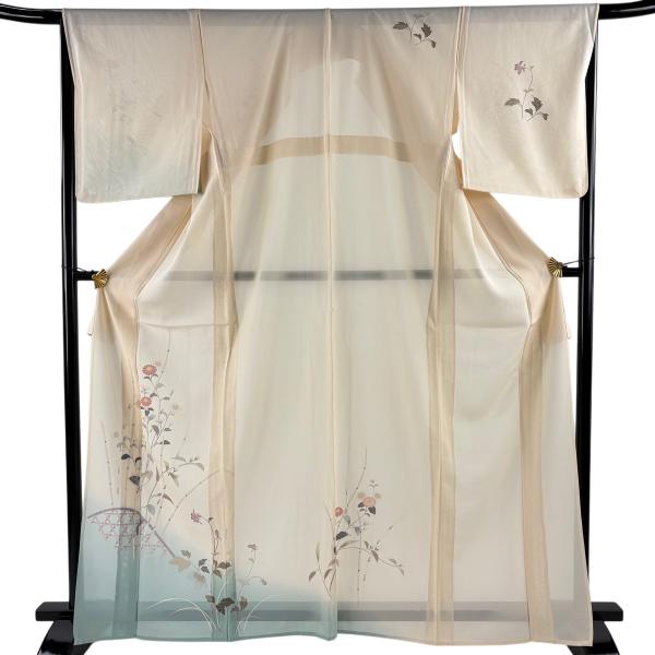 【着物ランク】秀品【素材】正絹【身丈】約166.5cm【裄丈】約67cm【袖丈】約49.5cm【袖幅】約33cm【前幅】約24cm【後幅】約30cm【サイズ】M【着物仕立て】薄物【着用時期】7〜8月【コメント】合わせる帯の色柄により、お召し...