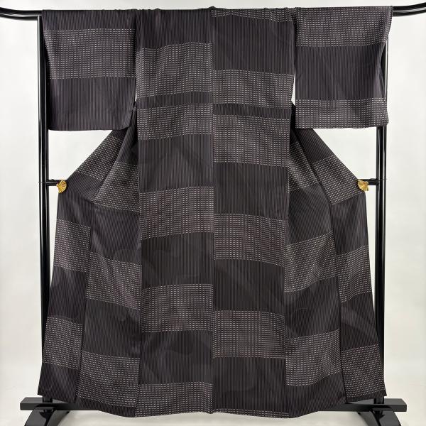 【着物ランク】名品【素材】正絹【身丈】約159.5cm【裄丈】約70cm【袖丈】約47cm【袖幅】約35.5cm【前幅】約24.5cm【後幅】約30.5cm【サイズ】L【着物仕立て】単衣【着用時期】6/9月【コメント】お洒落着として楽しめる...