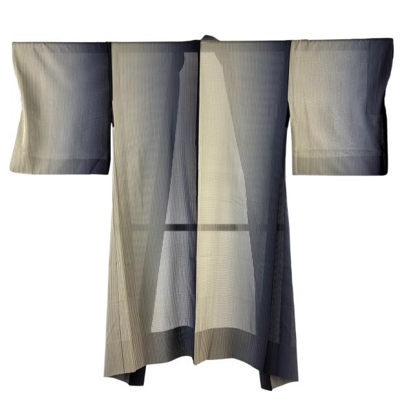 【着物ランク】逸品【素材】正絹【身丈】約116.5cm【裄丈】約67cm【袖丈】約49.5cm【袖幅】約36cm【サイズ】M【コメント】外出時に着物の上に着る羽織です。柄により日常着から略礼装などの幅広くお召し頂けるものとなっております。塵...