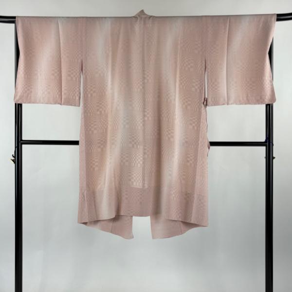 【着物ランク】逸品【素材】正絹【身丈】約106cm【裄丈】約67cm【袖丈】約47cm【袖幅】約34.5cm【サイズ】M【コメント】和装コートのひとつで、普段着などにも気軽に羽織ることができる透け感のある道中着でございます。外出時に着物の上...