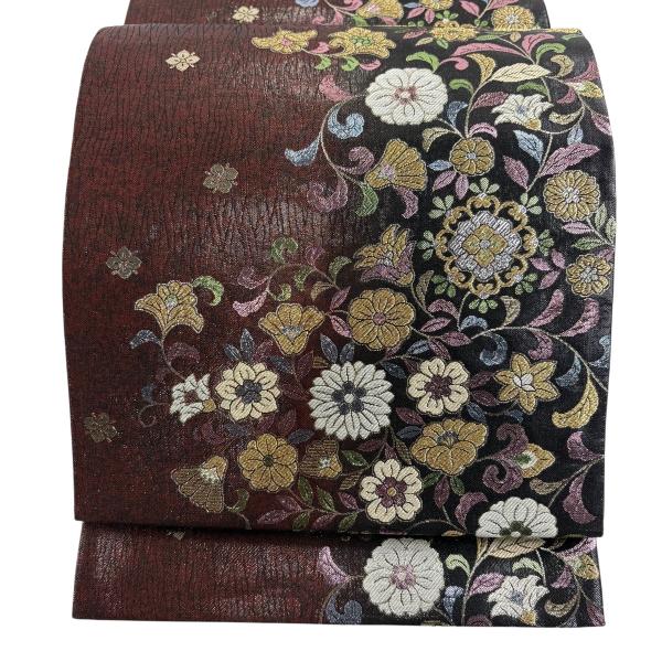 【着物ランク】秀品【素材】正絹【帯丈】約428cm【帯幅】約31cm【帯仕立て】仕立て上がり【コメント】セミフォーマルでお使いいただける袋帯でございます。見る人に重たい印象を感じさせない女性ならではの、気品豊かな一品です。裏地に生地のヨレが...