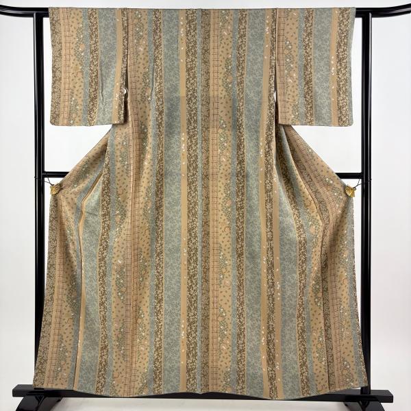 【着物ランク】秀品【素材】正絹【身丈】約158.5cm【裄丈】約61.5cm【袖丈】約49cm【袖幅】約30.5cm【前幅】約22.5cm【後幅】約30cm【サイズ】S【着物仕立て】袷【着用時期】10〜5月【コメント】お洒落着として楽しめる...