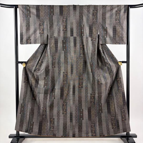 【着物ランク】秀品【素材】正絹【身丈】約158.5cm【裄丈】約62.5cm【袖丈】約47cm【袖幅】約32.5cm【前幅】約24.5cm【後幅】約30.5cm【サイズ】S【着物仕立て】袷【着用時期】10〜5月【コメント】普段着やおしゃれ着...