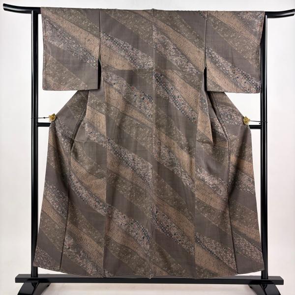 【着物ランク】秀品【素材】正絹【身丈】約155.5cm【裄丈】約64cm【袖丈】約49cm【袖幅】約33cm【前幅】約24.5cm【後幅】約31cm【サイズ】M【着物仕立て】袷【着用時期】10〜5月【コメント】お洒落着として楽しめる小紋でご...