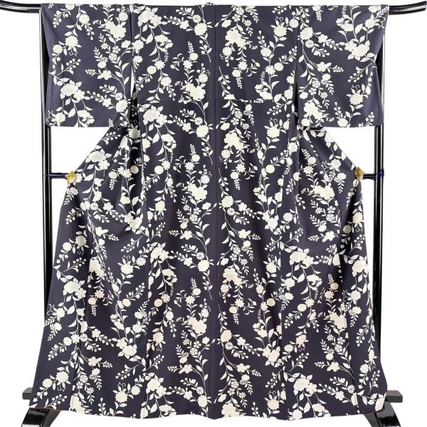 【着物ランク】秀品【素材】化繊【身丈】約164.5cm【裄丈】約67cm【袖丈】約49cm【袖幅】約34cm【前幅】約28.5cm【後幅】約31cm【サイズ】M【着物仕立て】袷【着用時期】10〜5月【コメント】お洒落着として楽しめる小紋でご...