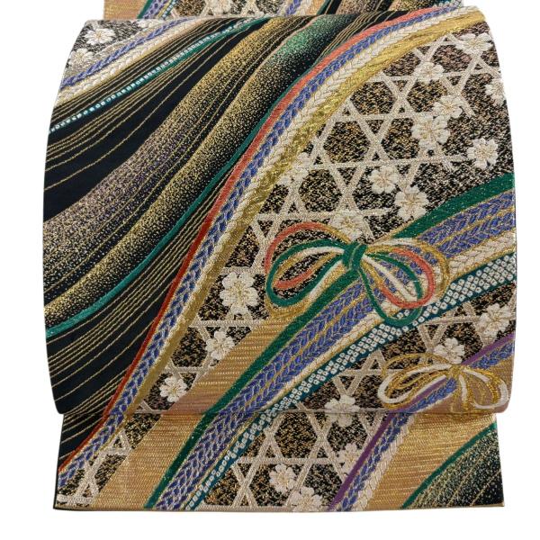 【着物ランク】秀品【素材】正絹【帯丈】約422cm【帯幅】約30cm【帯仕立て】仕立て上がり【コメント】おめでたい席に相応しい意匠の袋帯でございます。格式高いお席にもお使いいただけますので、お見逃しのないようお願いいたします。締め跡がござい...