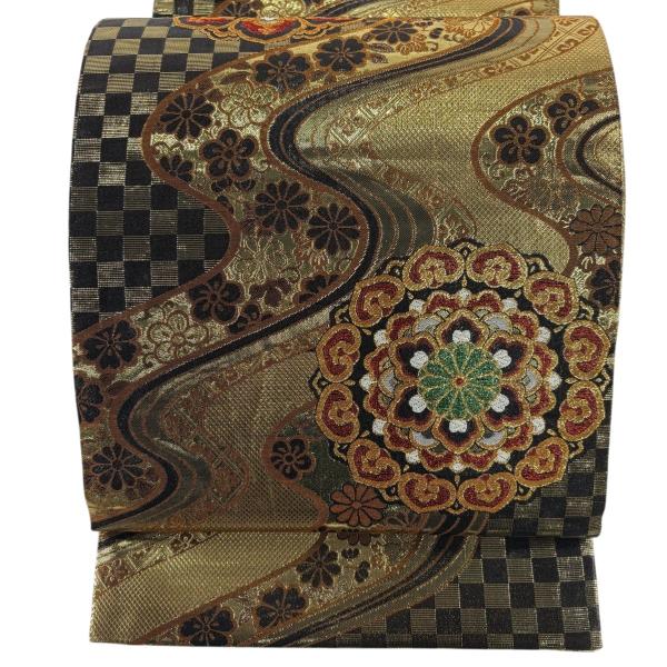 【着物ランク】秀品【素材】正絹【帯丈】約434cm【帯幅】約30.5cm【帯仕立て】仕立て上がり【コメント】おめでたい席に相応しい意匠の袋帯でございます。格式高いお席にもお使いいただけますので、お見逃しのないようお願いいたします。締め跡がご...