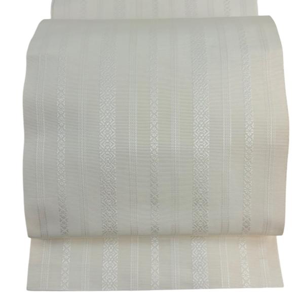 【着物ランク】秀品【素材】正絹【帯丈】約352cm【帯幅】約31cm【帯仕立て】仕立て上がり【コメント】普段使いでお使いいただける名古屋帯でございます。カジュアルな装いに合わせてお使いください。締め跡がございます。手先前柄間にシミ、手先前柄...