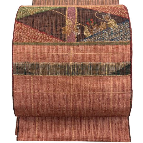 【着物ランク】名品【素材】正絹【帯丈】約432cm【帯幅】約31cm【帯仕立て】仕立て上がり【コメント】株式会社渡文の帯でございます。織り上がるまでに多数の工程を必要としており、高度に研ぎ澄まされた伝統の技術によって織り出された珠玉の一品と...