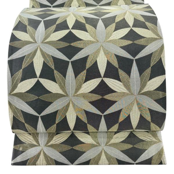 【着物ランク】名品【素材】正絹【帯丈】約436cm【帯幅】約31.5cm【帯仕立て】仕立て上がり【コメント】おめでたい席に相応しい意匠の袋帯でございます。格式高いお席にもお使いいただけますので、お見逃しのないようお願いいたします。リユース品...