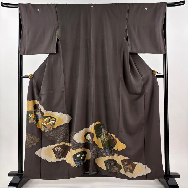 【着物ランク】秀品【素材】正絹【身丈】約158.5cm【裄丈】約67cm【袖丈】約48cm【袖幅】約34cm【前幅】約27cm【後幅】約30cm【サイズ】M【着物仕立て】袷【着用時期】10〜5月【コメント】既婚、未婚問わず着用できる色留袖で...