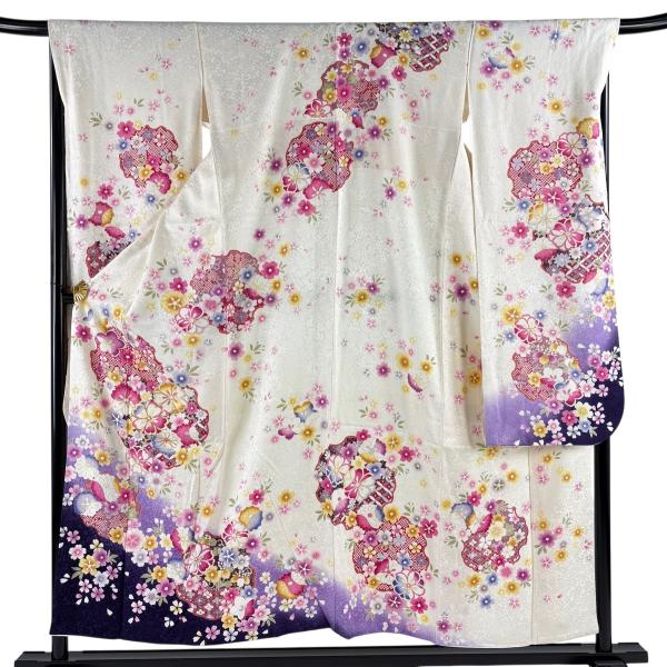 【着物ランク】名品【素材】正絹【身丈】約154cm【裄丈】約68cm【袖丈】約105cm【袖幅】約35cm【前幅】約25cm【後幅】約30cm【サイズ】L【着物仕立て】袷【着用時期】10〜5月【コメント】未婚女性の第一礼装としてお使いいただ...