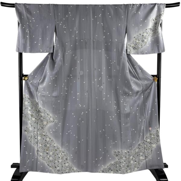 【着物ランク】名品【素材】正絹【身丈】約165cm【裄丈】約70cm【袖丈】約48cm【袖幅】約36cm【前幅】約24.5cm【後幅】約30.5cm【サイズ】L【着物仕立て】袷【着用時期】10〜5月【コメント】合わせる帯の色柄により、お召し...