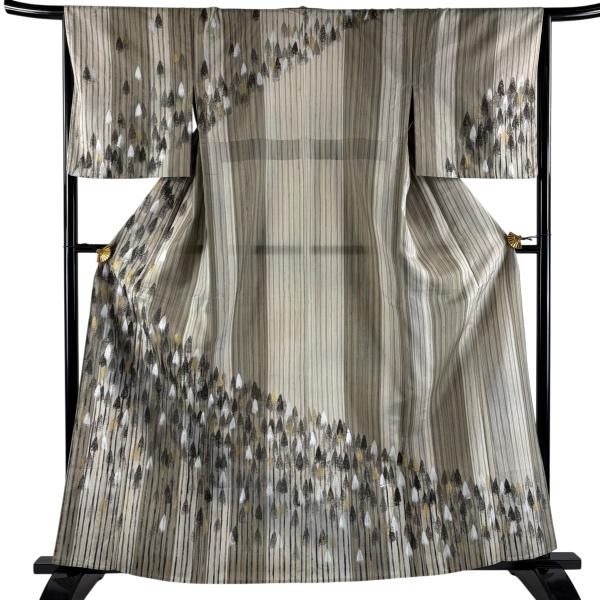 【着物ランク】名品【素材】正絹【身丈】約162cm【裄丈】約66cm【袖丈】約48.5cm【袖幅】約34cm【前幅】約25cm【後幅】約30cm【サイズ】M【着物仕立て】単衣【着用時期】6/9月【コメント】帯次第で幅広くお使いいただける素敵...