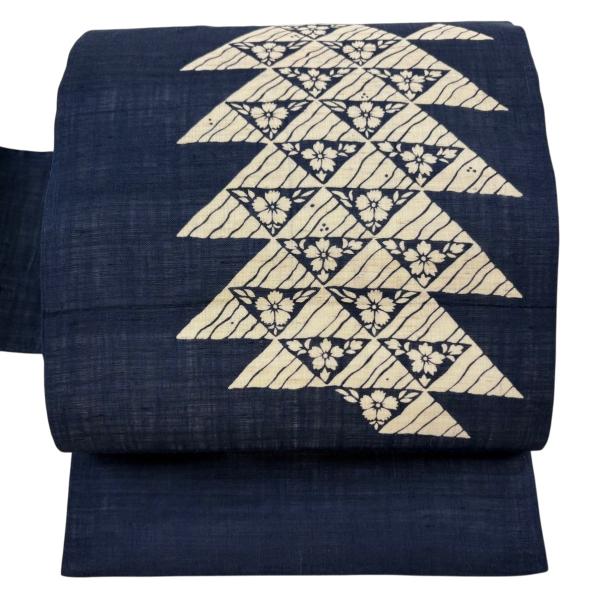 【着物ランク】名品【素材】正絹【帯丈】約376cm【帯幅】約30cm【帯仕立て】仕立て上がり【コメント】夏帯でございます。普段使いでお使いいただける名古屋帯でございます。カジュアルな装いに合わせてお使いください。リユース品としては目立った染...