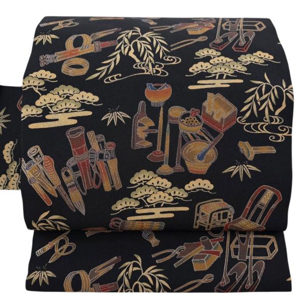 【着物ランク】名品【素材】正絹【帯丈】約371cm【帯幅】約31.5cm【帯仕立て】仕立て上がり【コメント】普段使いでお使いいただける名古屋帯でございます。カジュアルな装いに合わせてお使いください。リユース品としては目立った染み傷なく、状態...