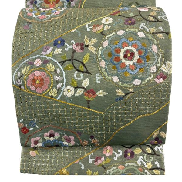 【着物ランク】逸品【素材】正絹【帯丈】約448cm【帯幅】約31cm【帯仕立て】仕立て上がり【コメント】おめでたい席に相応しい意匠の袋帯でございます。格式高いお席にもお使いいただけますので、お見逃しのないようお願いいたします。表地所々に刺繍...