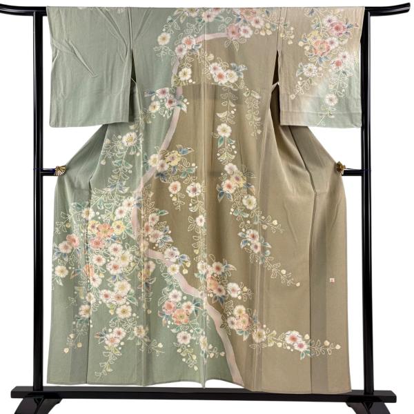 【着物ランク】名品【素材】正絹【身丈】約155cm【裄丈】約63cm【袖丈】約50cm【袖幅】約33.5cm【前幅】約23.5cm【後幅】約29cm【サイズ】S【着物仕立て】単衣【着用時期】6/9月【コメント】気品たっぷりにお召し頂ける素敵...