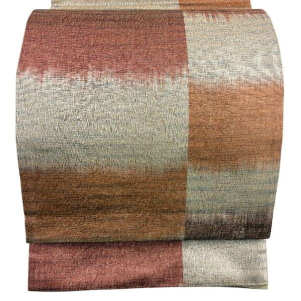 【着物ランク】名品【素材】正絹【帯丈】約456cm【帯幅】約31cm【帯仕立て】仕立て上がり【コメント】セミフォーマルでお使いいただける袋帯でございます。見る人に重たい印象を感じさせない女性ならではの、気品豊かな一品です。リユース品としては...