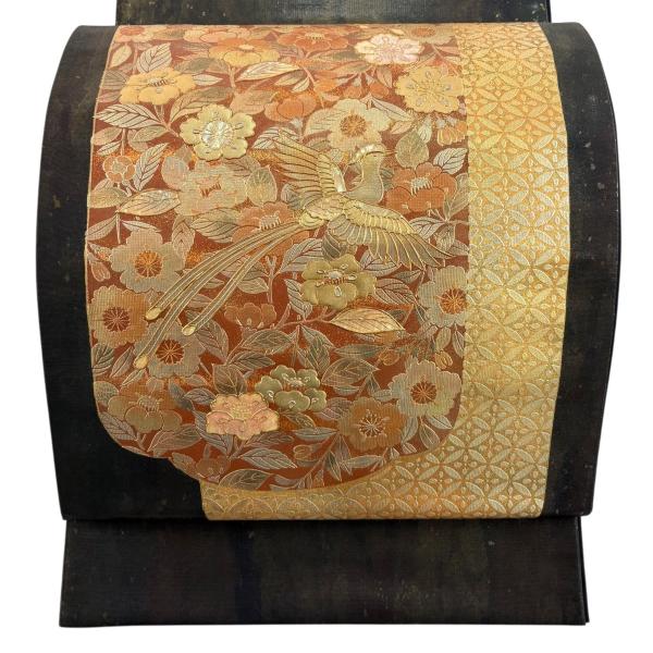 【着物ランク】名品【素材】正絹【帯丈】約414cm【帯幅】約30.5cm【帯仕立て】仕立て上がり【コメント】おめでたい席に相応しい意匠の袋帯でございます。格式高いお席にもお使いいただけますので、お見逃しのないようお願いいたします。お太鼓垂先...