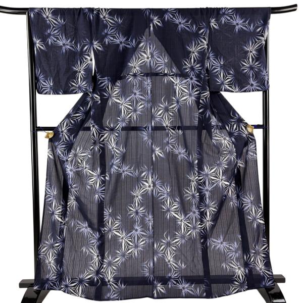 【着物ランク】名品【素材】化繊【身丈】約166cm【裄丈】約68cm【袖丈】約48cm【袖幅】約34.5cm【前幅】約24.5cm【後幅】約30cm【サイズ】L【着物仕立て】薄物【着用時期】7〜8月【コメント】お洒落着として楽しめる小紋でご...