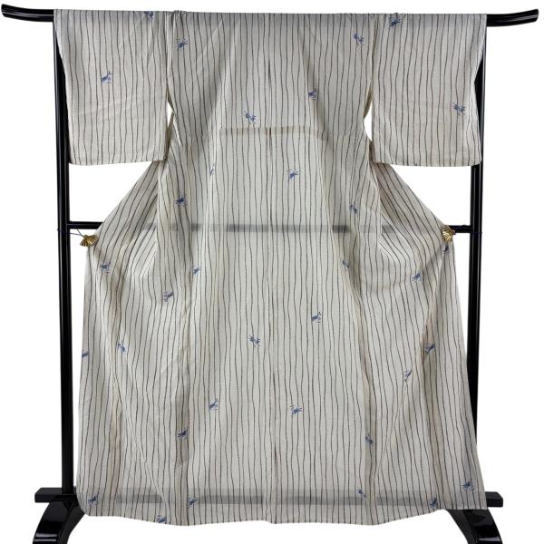 【着物ランク】名品【素材】化繊【身丈】約166cm【裄丈】約67.5cm【袖丈】約48.5cm【袖幅】約33cm【前幅】約23cm【後幅】約28.5cm【サイズ】L【着物仕立て】薄物【着用時期】7〜8月【コメント】お洒落着として楽しめる小紋...